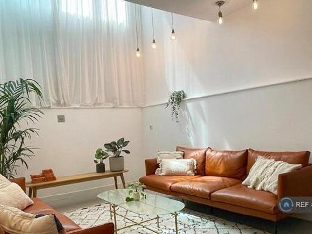 2 Bedroom Semi detached House For Rent In London
