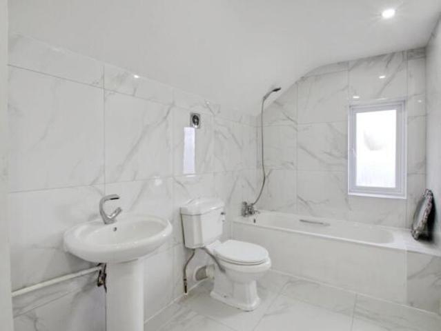 2 bedroom semi detached house for rent in Meadfield Road, Langley, SL3