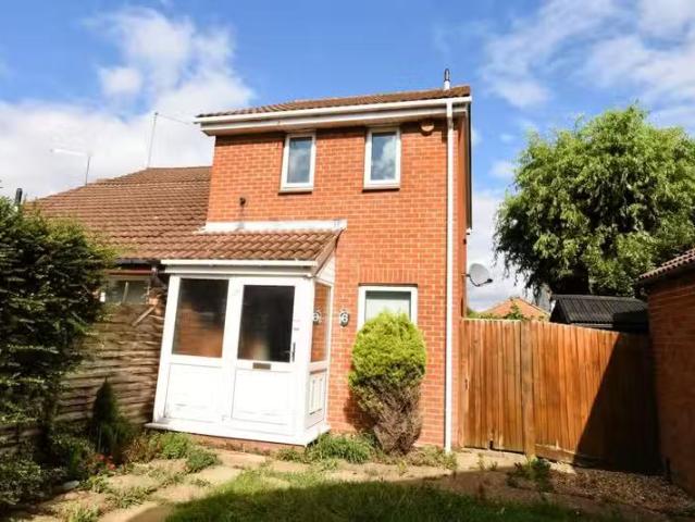 2 bedroom semi detached house for rent in Meadow Way, Aylesbur.