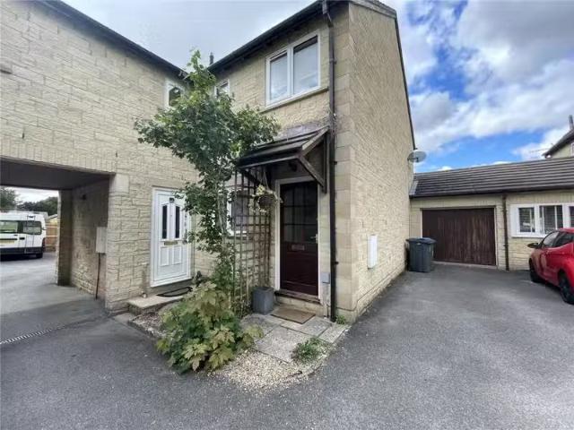 2 bedroom semi detached house for rent in Nightingale Road, Tr.