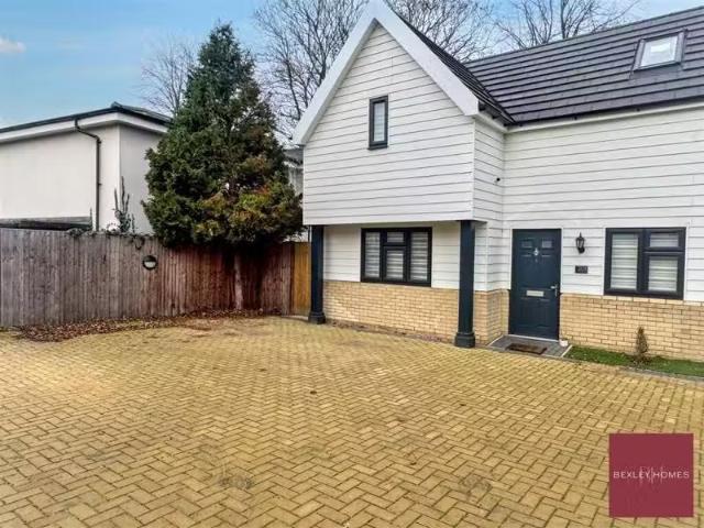 2 bedroom semi detached house for rent in North cray road, Bex.