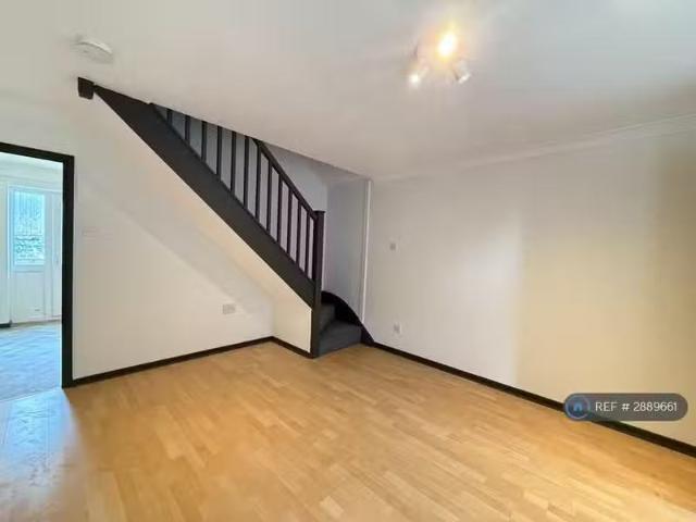 2 bedroom semi detached house for rent in Spires Walk, Barry.