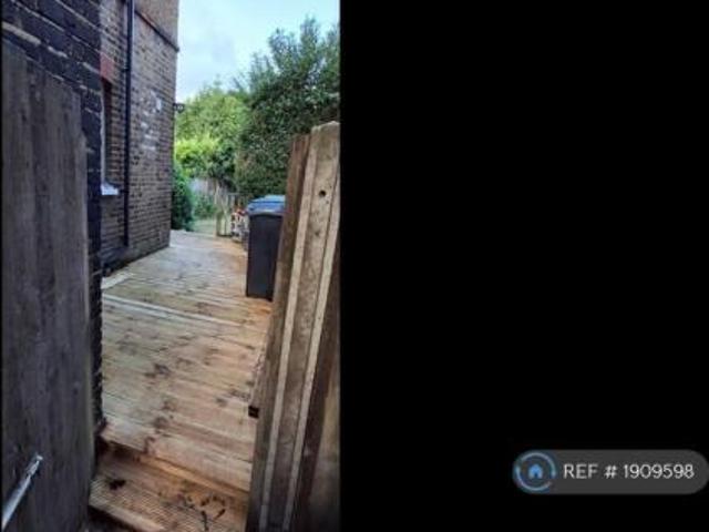 2 bedroom semi detached house for rent in St James Road, Watford, WD18