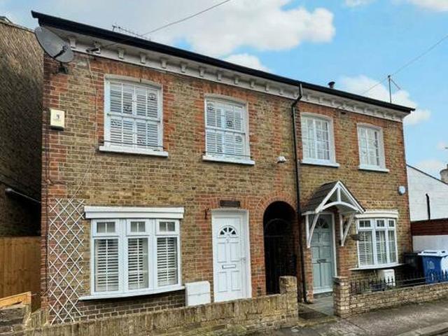 2 bedroom semidetached house for rent in Oak Lane SL4