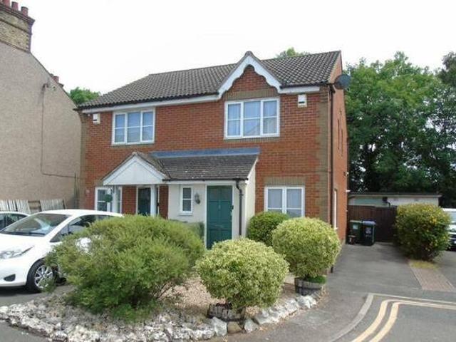 2 bedroom semidetached house for rent in Ellenbrook Close Watford WD24