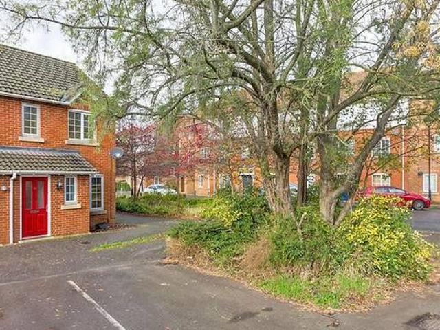 2 bedroom semidetached house for rent in Emerald Crescent Sittingbourne Kent ME10