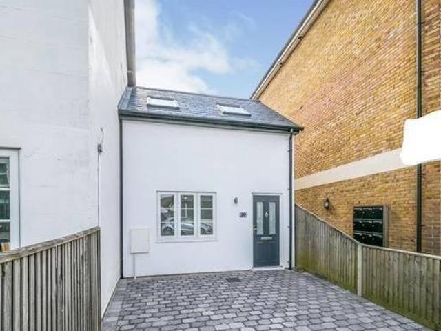 2 bedroom semidetached house for rent in Station road Horley RH6