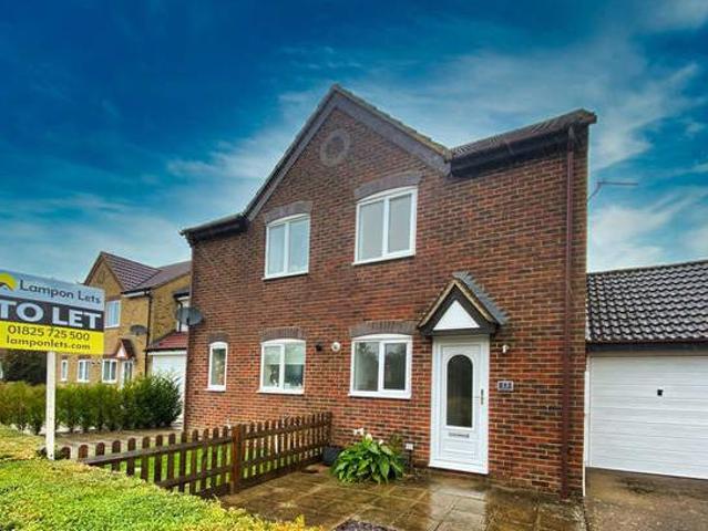 2 bedroom semidetached house for rent in Saunders Close Uckfield TN22