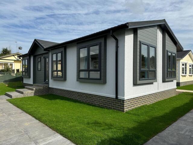 2 Bedroom Shared Living/roommate Newdigate Surrey 101231857