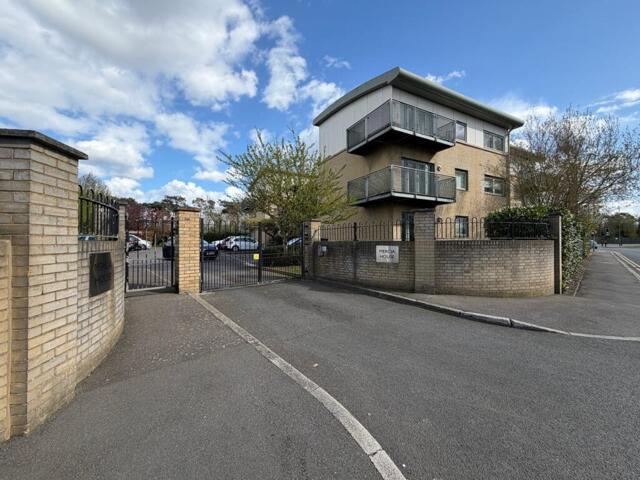 2 Bedroom Shared Living/roommate Ashford Surrey 101796783