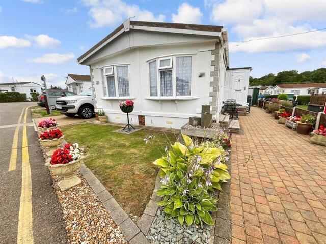 2 Bedroom Shared Living/roommate Brentwood Essex LS99029607