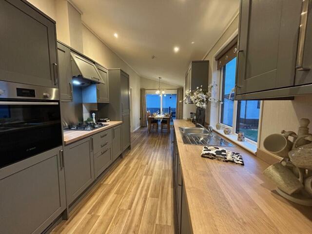 2 Bedroom Shared Living/roommate Canvey Island Essex LS99839982