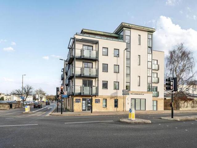 2 Bedroom Shared Living/roommate Cheltenham Gloucestershire LS100426250