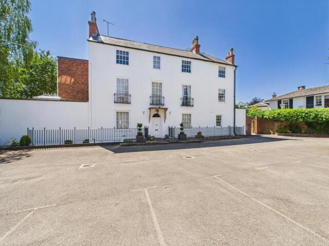 2 Bedroom Shared Living/roommate Cheltenham Gloucestershire LS98834753