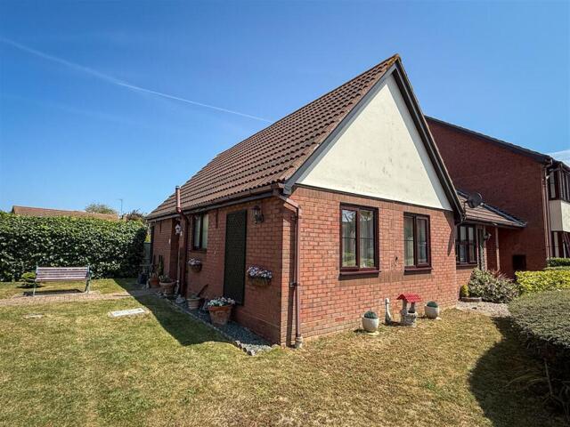 2 Bedroom Shared Living/roommate Clacton On Sea Essex 98800762