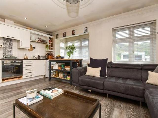 2 Bedroom Shared Living/roommate Coulsdon Great London 98233093