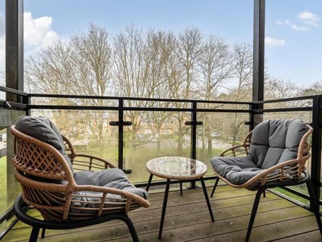 2 Bedroom Shared Living/roommate Crowthorne Wokingham LS101677092