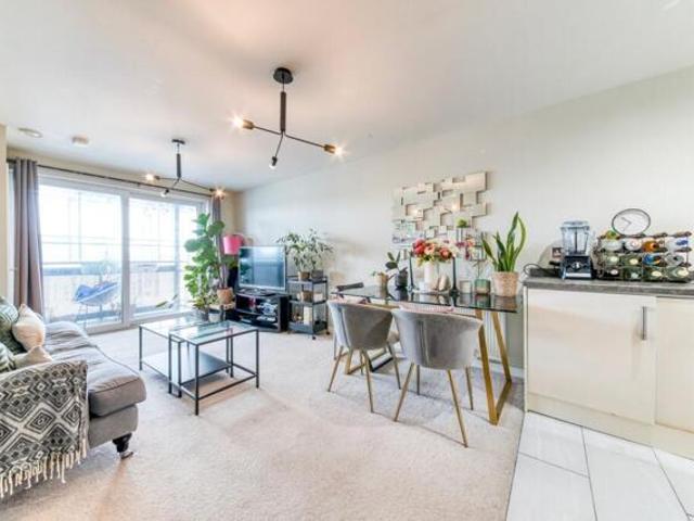 2 Bedroom Shared Living/roommate Croydon Greater London 98864444