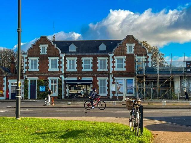 2 Bedroom Shared Living/roommate East Molesey Surrey 101678187