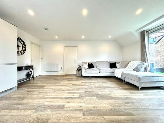 2 Bedroom Shared Living/roommate Farnham Common Slough LS100366339