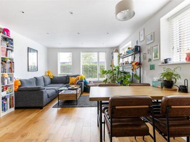 2 Bedroom Shared Living/roommate Guildford Surrey LS98930189