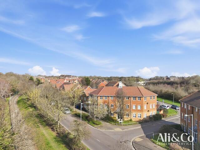2 Bedroom Shared Living/roommate Grays Essex 100615118