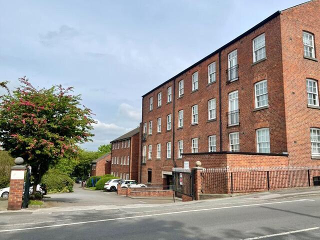 2 Bedroom Shared Living/roommate Hyde Greater Manchester 100342855