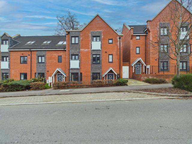 2 Bedroom Shared Living/roommate High Wycombe Buckinghamshire 99895526