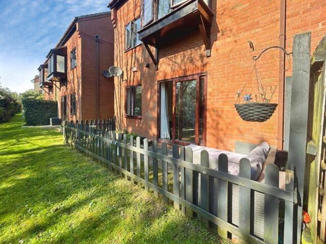 2 Bedroom Shared Living/roommate High Wycombe Buckinghamshire LS100649022