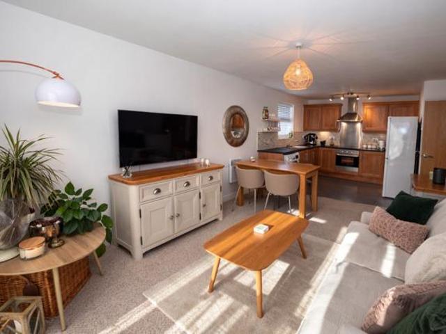 2 Bedroom Shared Living/roommate Leigh Warrington 99735782