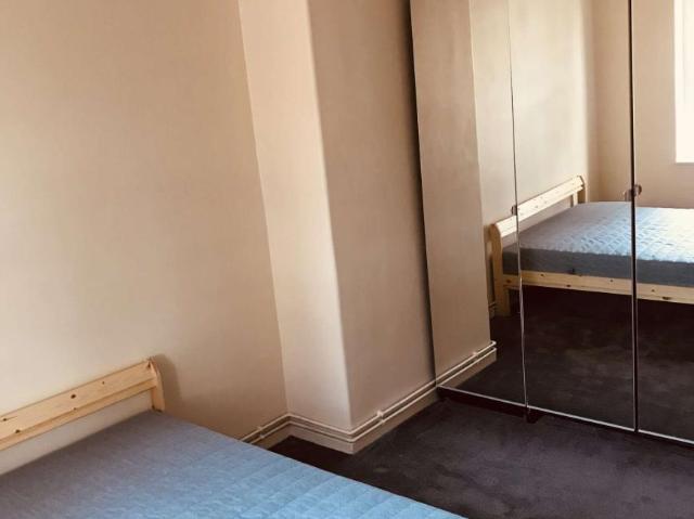 2 Bedroom Shared Living/roommate London London 101771270