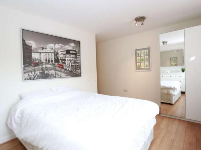 2 Bedroom Shared Living/roommate London London 101854228