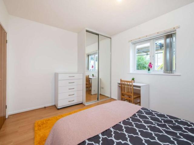 2 Bedroom Shared Living/roommate London London 103697020