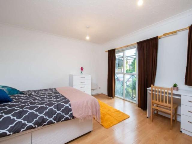 2 Bedroom Shared Living/roommate London London 103697031
