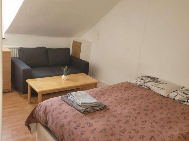 2 Bedroom Shared Living/roommate London London 82112279