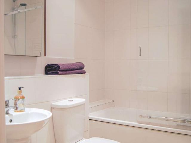 2 Bedroom Shared Living/roommate London London 85481330