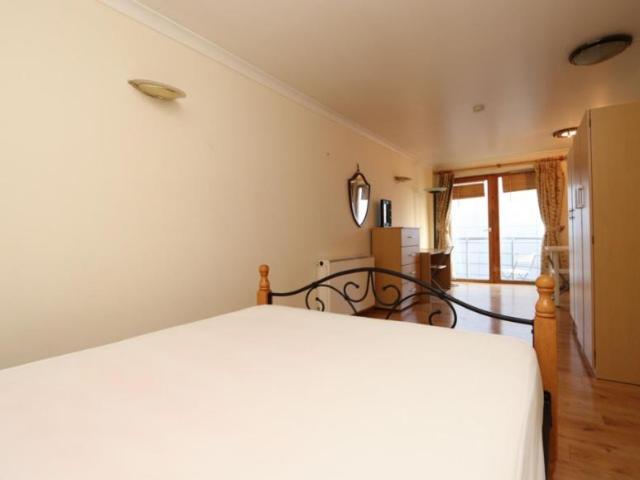 2 Bedroom Shared Living/roommate London London 90559748