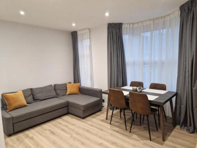 2 Bedroom Shared Living/roommate London London 90560894