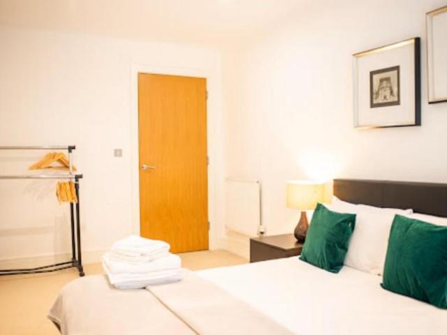 2 Bedroom Shared Living/roommate London London 90561990