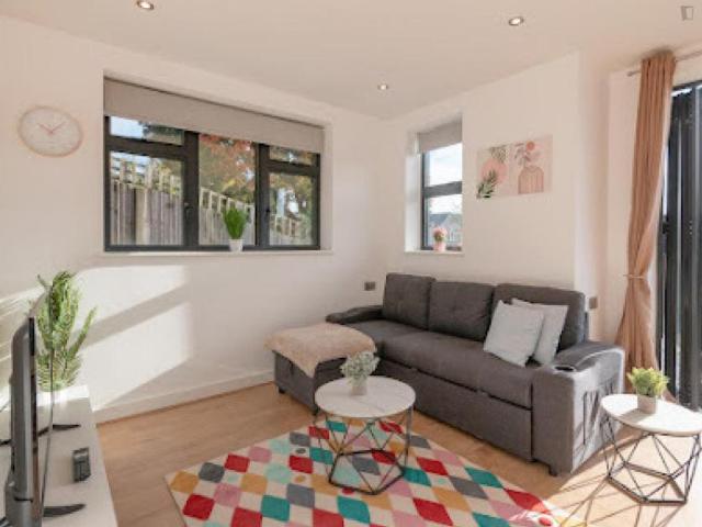 2 Bedroom Shared Living/roommate London London 90561330
