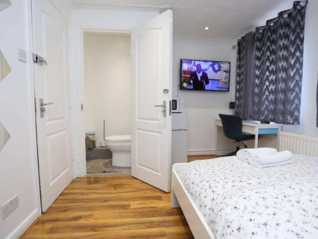 2 Bedroom Shared Living/roommate London London 93973918