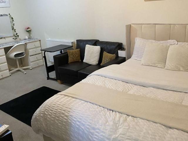 2 Bedroom Shared Living/roommate London London LS92876625