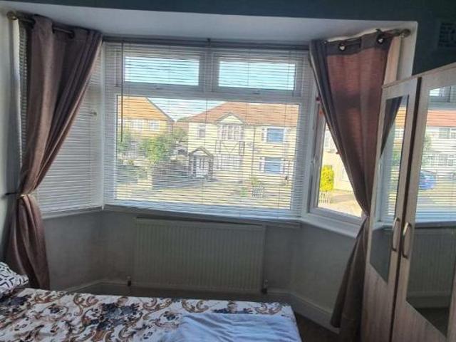 2 Bedroom Shared Living/roommate London London LS101818556