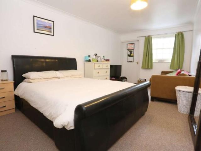 2 Bedroom Shared Living/roommate London London LS101836818