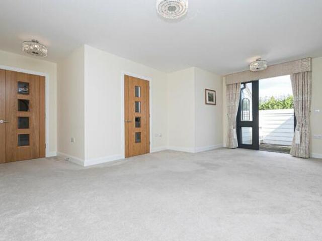 2 Bedroom Shared Living/roommate Loughton Essex LS100988136