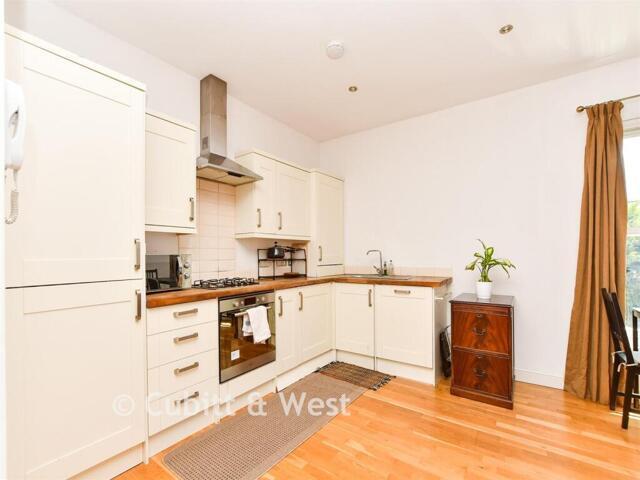 2 Bedroom Shared Living/roommate Redhill Surrey LS98477720