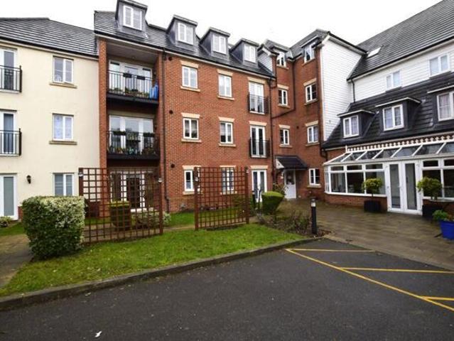 2 Bedroom Shared Living/roommate Romford Greater London LS100263278