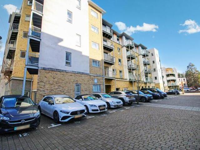 2 Bedroom Shared Living/roommate Surrey Hampshire LS99437192
