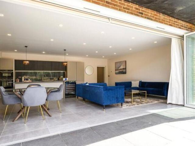 2 Bedroom Shared Living/roommate Tadworth Surrey 98718531
