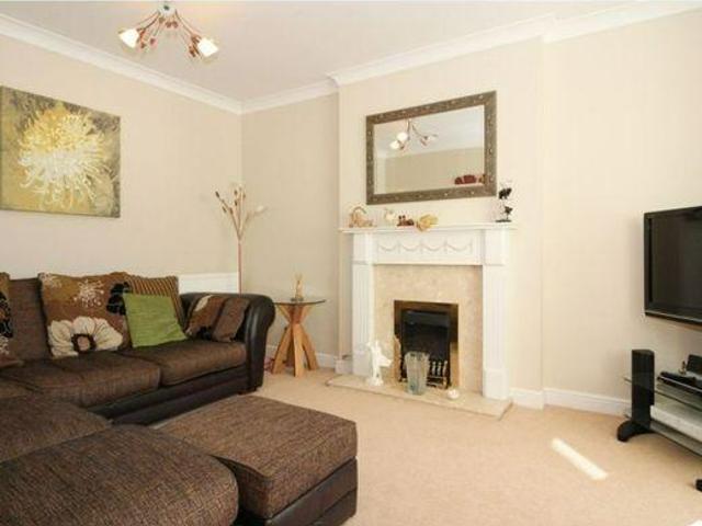 2 Bedroom Shared Living/roommate Westcroft England LS97421133